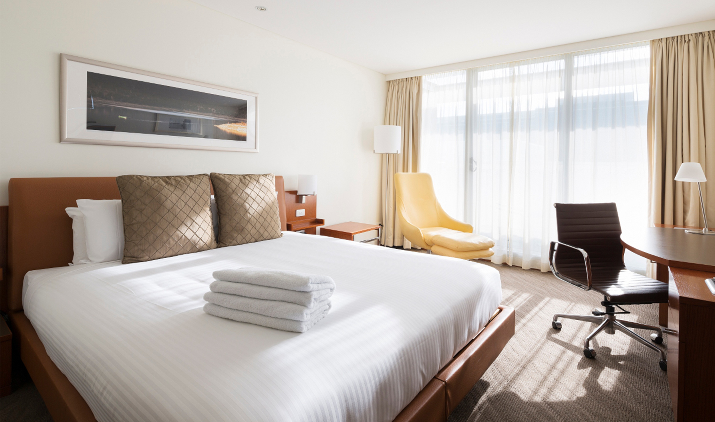 Standard Room 1 King Bed and Balcony | Novotel Canberra